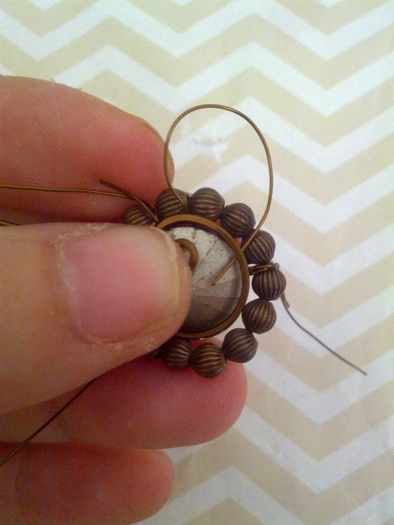 Malfait Luciu: Free Tutorial - Beaded Wire Rivoli Bezel