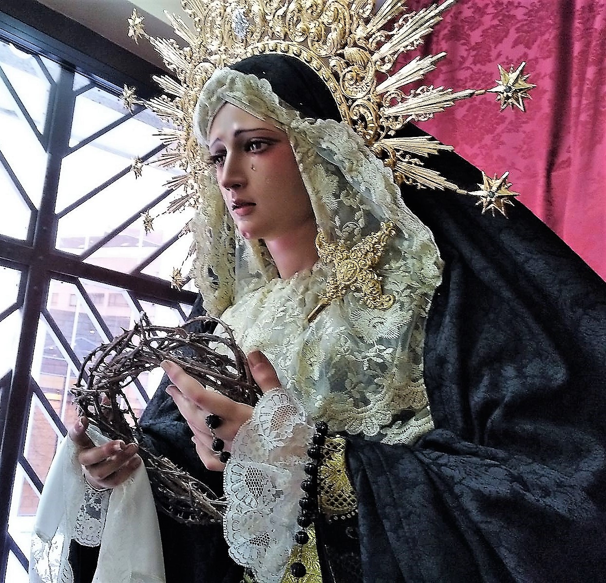 FORMACIÓN COFRADE DE LOS ESTUDIANTES DE OVIEDO: CORONA DE LOS 7 DOLORES ...