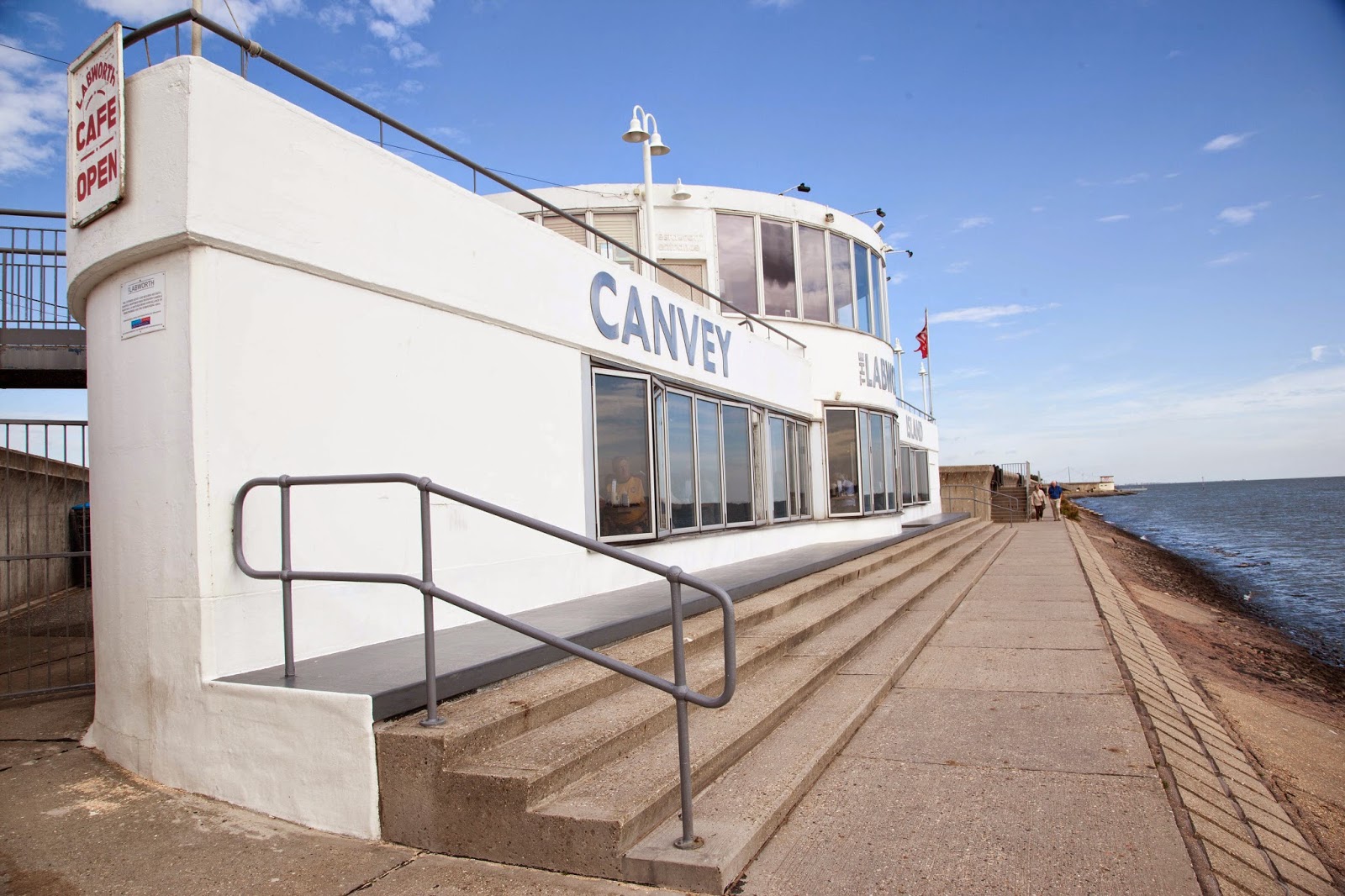 Eat the world: The Labworth, Canvey Island: at least there is one good ...