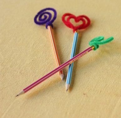 Artifact crafts: DIY pencil topper using pipe cleaner