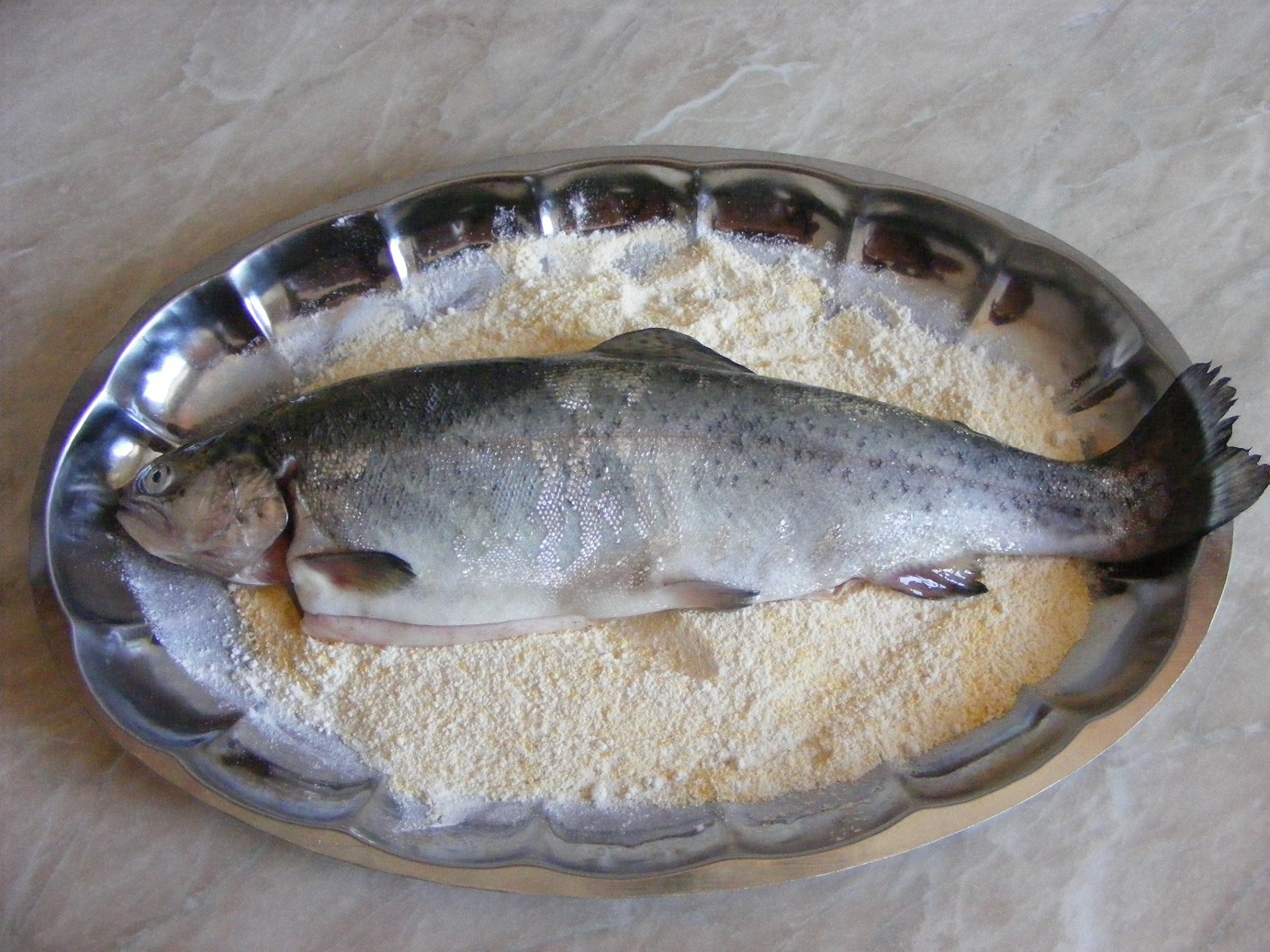 Pastrav prajit in crusta de malai | Preparatedevis.ro