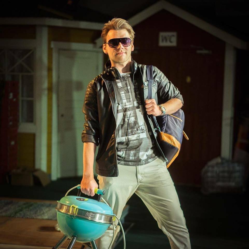 Teatterikärpäsen puraisuja : Haastattelussa Peter Nyberg