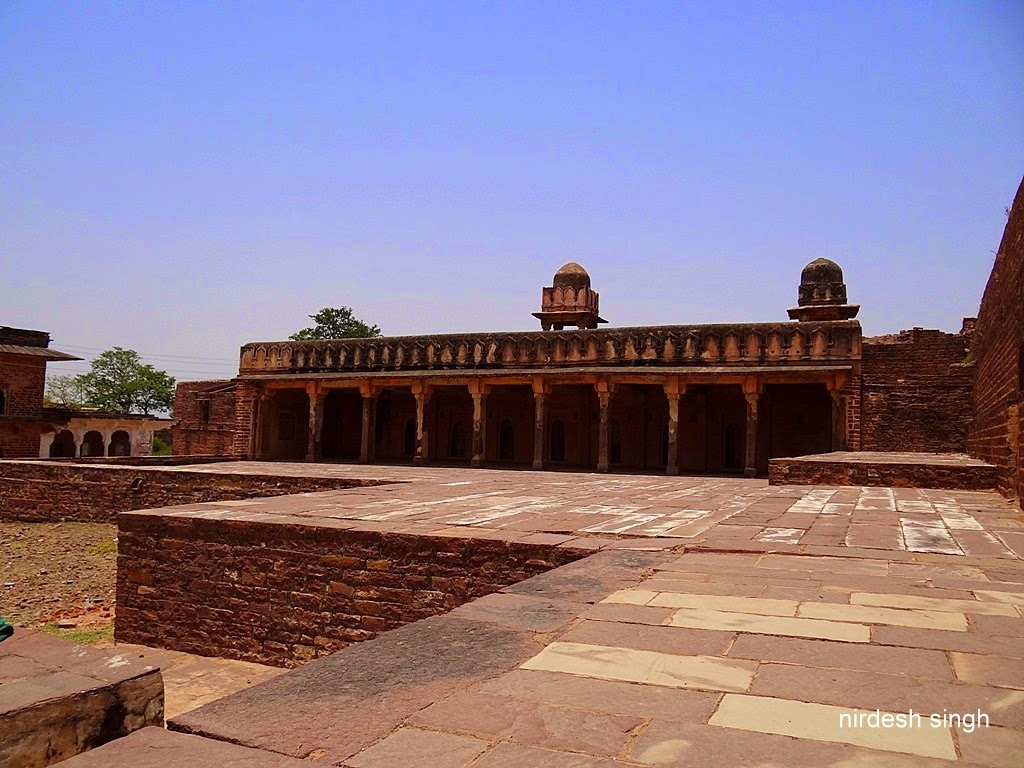 Just Tripping!: Narwar Fort - A Fort you can Call your Own