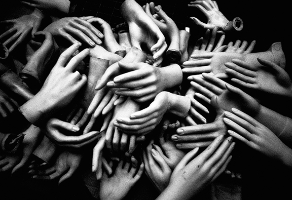 Fifikoussout: Iconography: Hands (Photography)