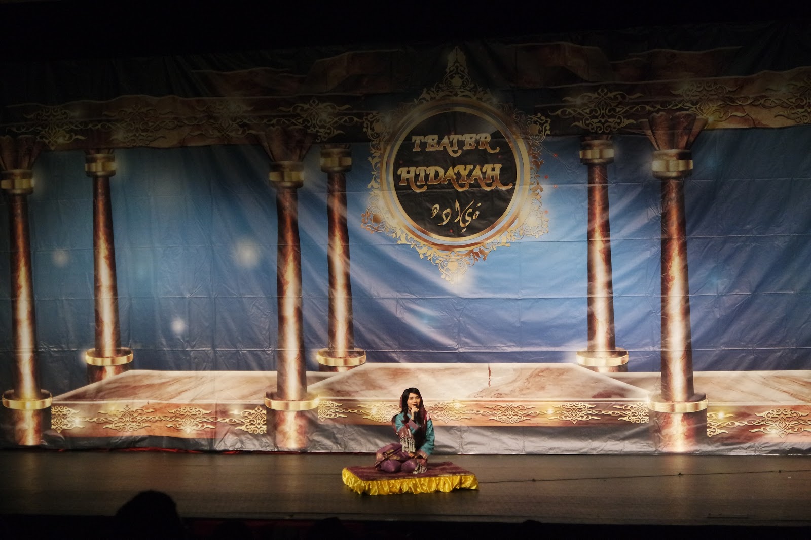 TEATER BANGSAWAN DEWA KENCANA MEMARTABATKAN SENI SILAT DAN WANITA