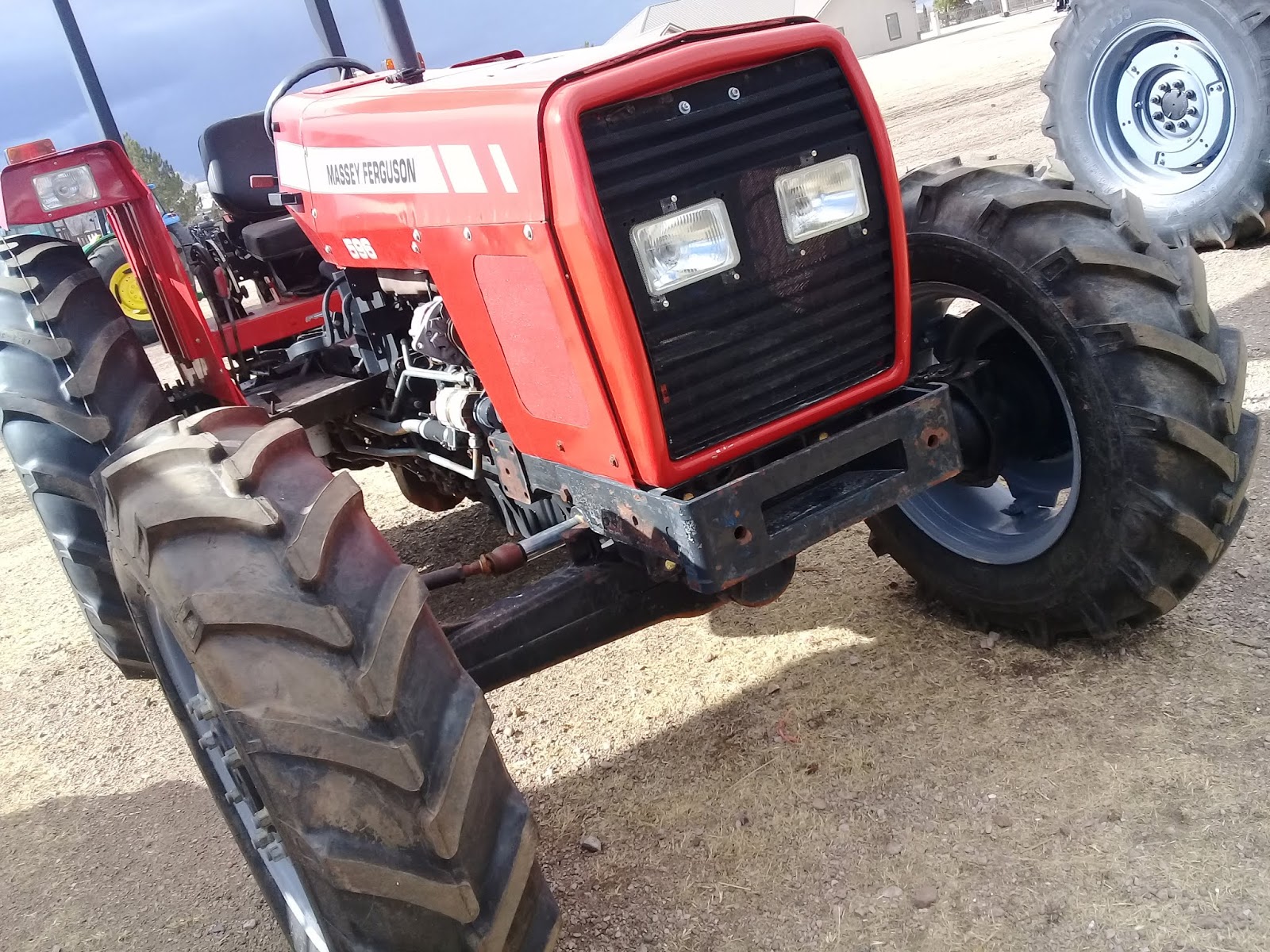MAQUINARIA AGRICOLA INDUSTRIAL: Tractor Massey Ferguson 596 4x4 109hp $21,000 Dlls.