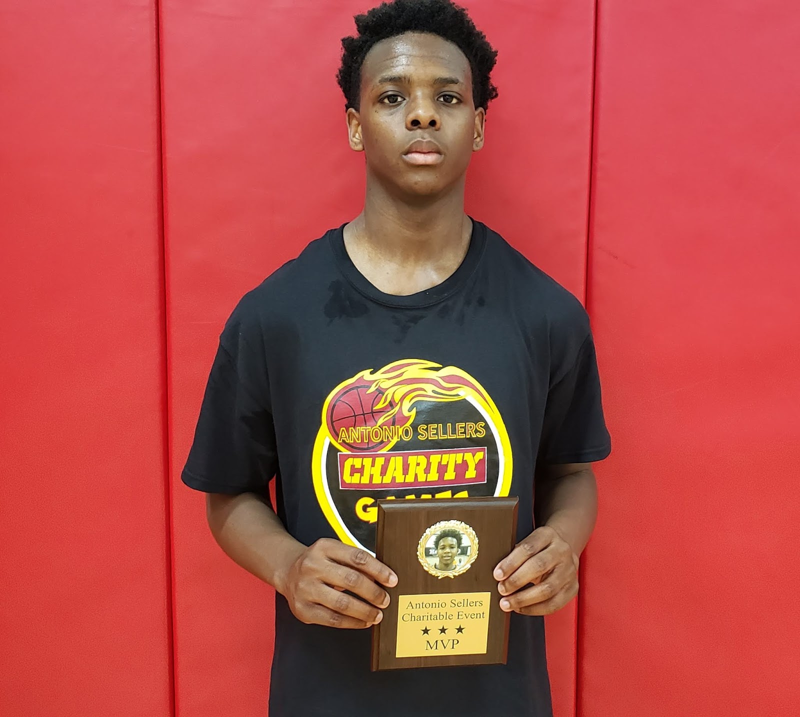 BASKETBALL SPOTLIGHT NEWS Antonio Sellers Charitable Event Top basketball-spotlight-news-antonio-sellers-charitable-event-top