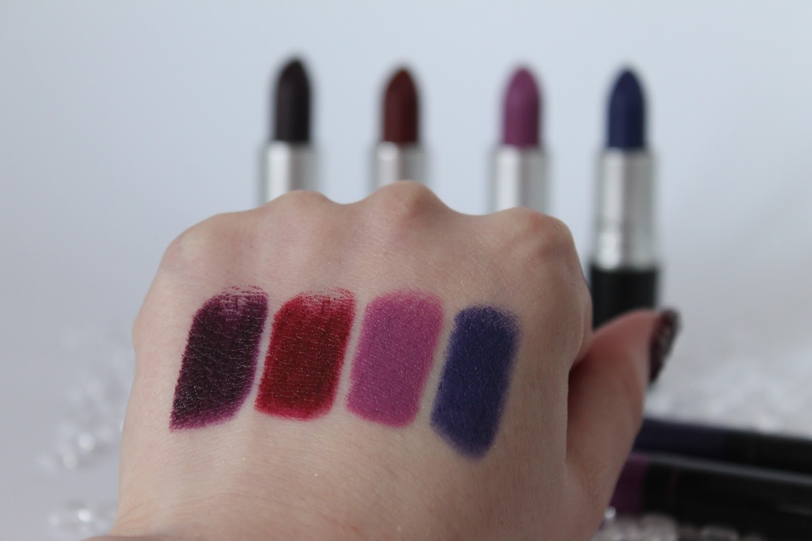 Tanz dich barfuß durch die Welt!: MAC Matte Lipstick "Instigator"