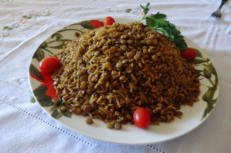 KIBE COM K: Mjadra (arroz com lentilha)