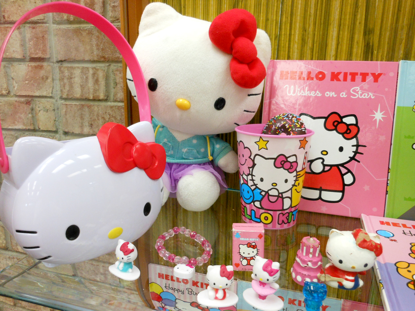 Hobbies on Display: October 2016 - Ayeza's Hello Kitty Display