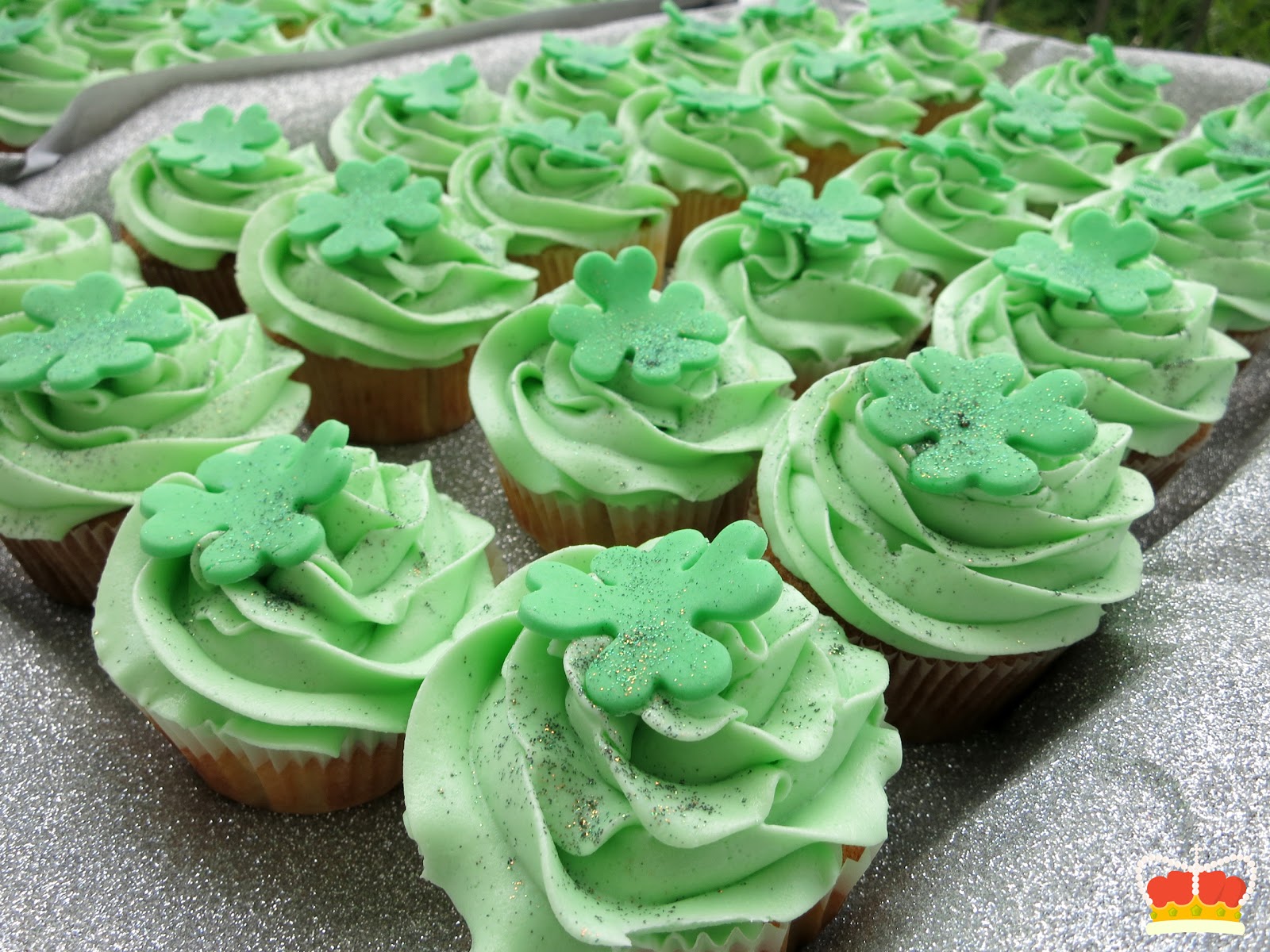 Little Miss Princess Cakes: Green, green, green - Vanilla Cupcakes with ...