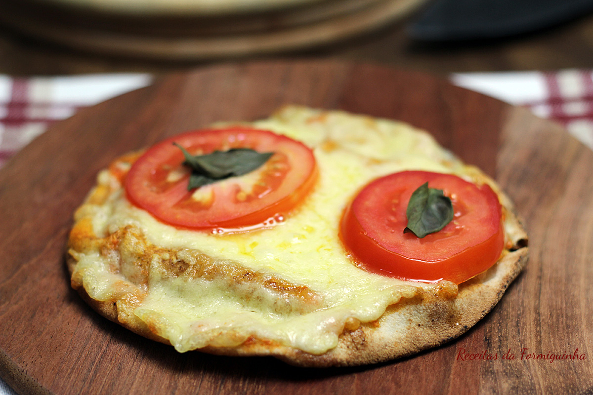 Receitas da Formiguinha: Pizza no Pão Sírio com Molho de Tomate Caseiro Receitas da Formiguinha: Pizza no Pão Sírio com Molho de Tomate Caseiro