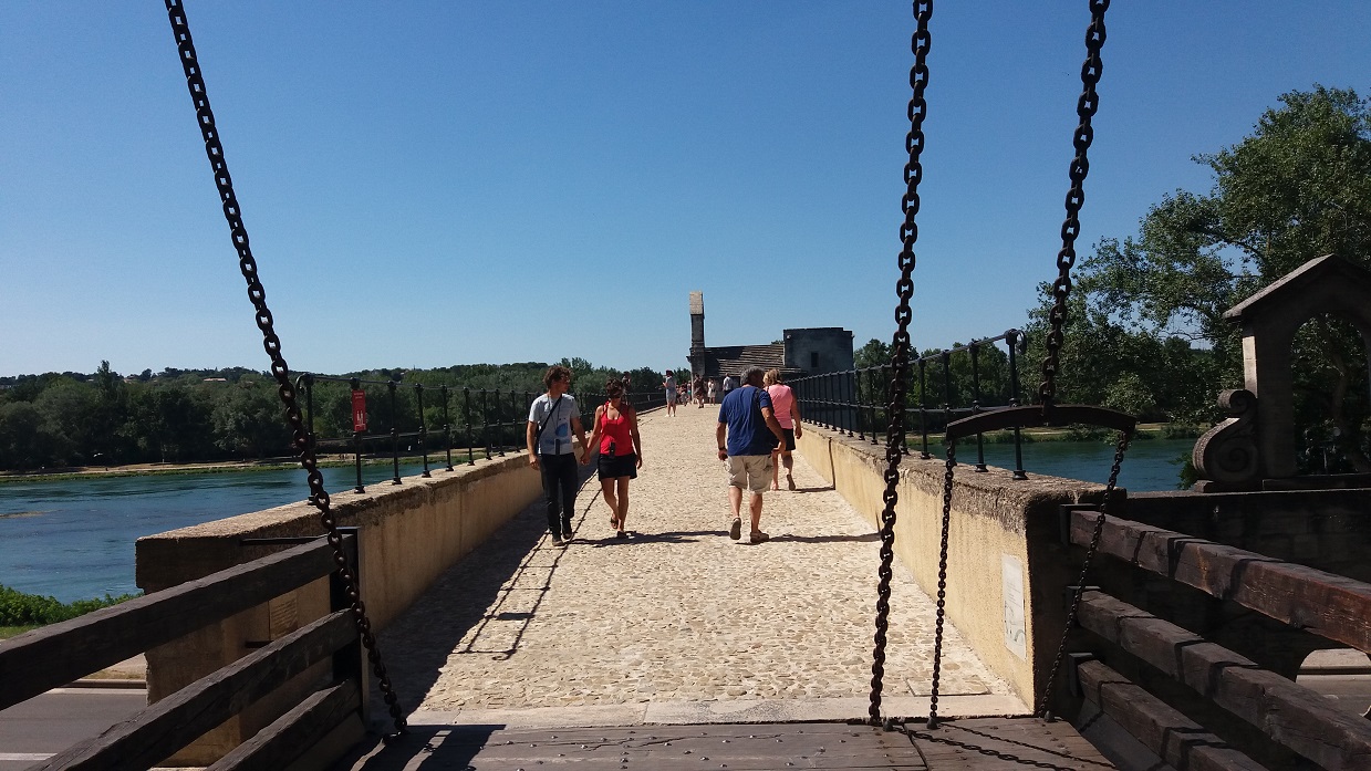 Ιδιωτική Οδός: ΣΤΗ ΓΕΦΥΡΑ ΤΗΣ ΑΒΙΝΙΟΝ / Sur le Pont d'Avignon