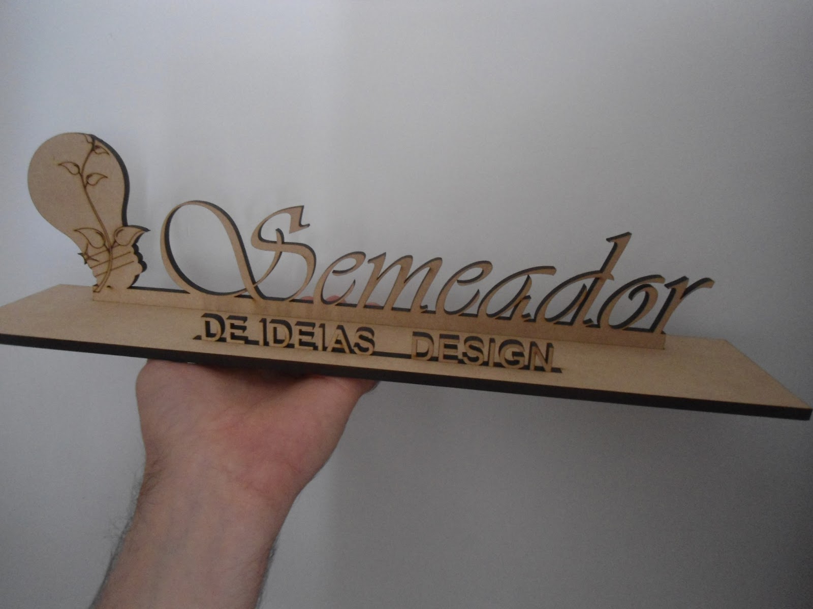 LOGOMARCA EM MDF DE MESA RECORTE E GRAVAÇÃO Á LASER