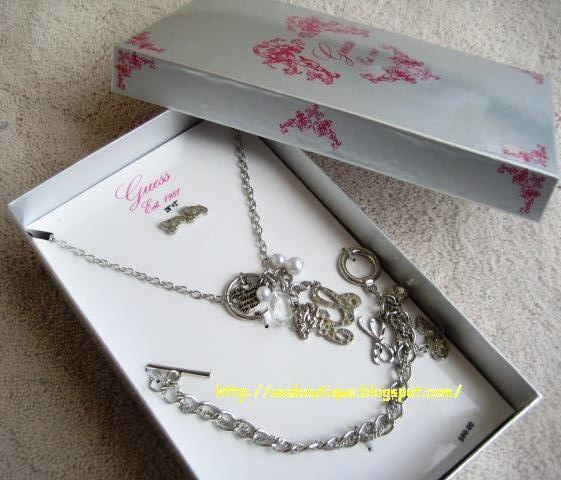 USA Boutique: GUESS Signature Jewelry Set I in GUESS Gift Box