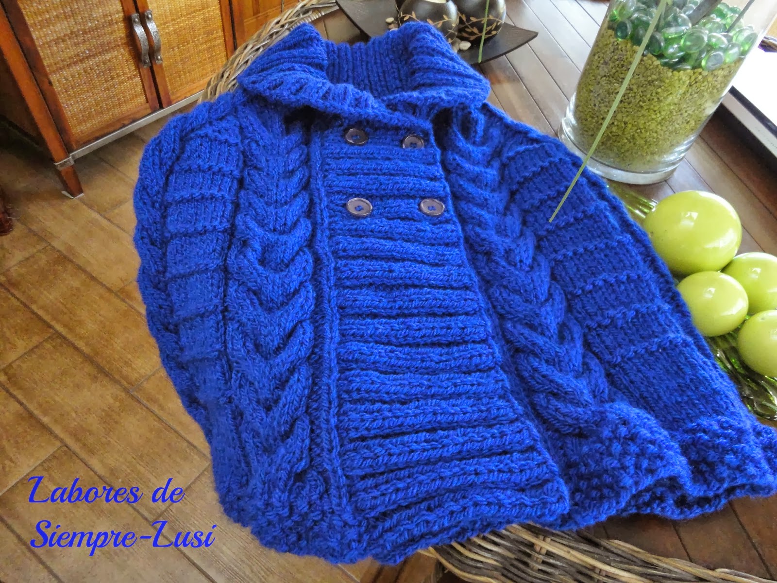 Labores de siempre: Capa con cuello ,Talla M