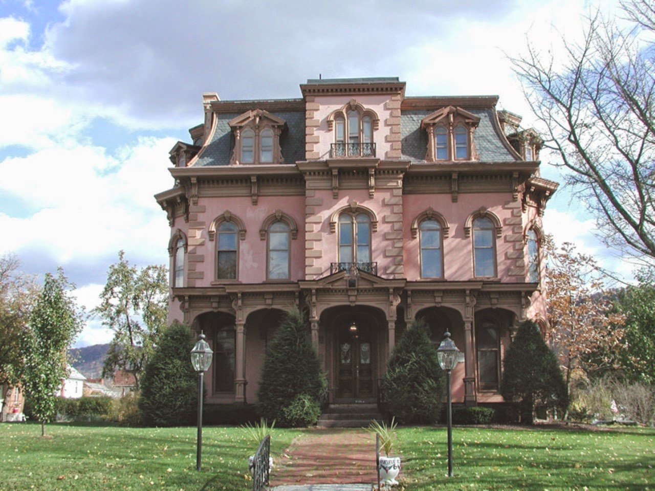 Home Priority: Breathtaking House Designs with Mansard Roof