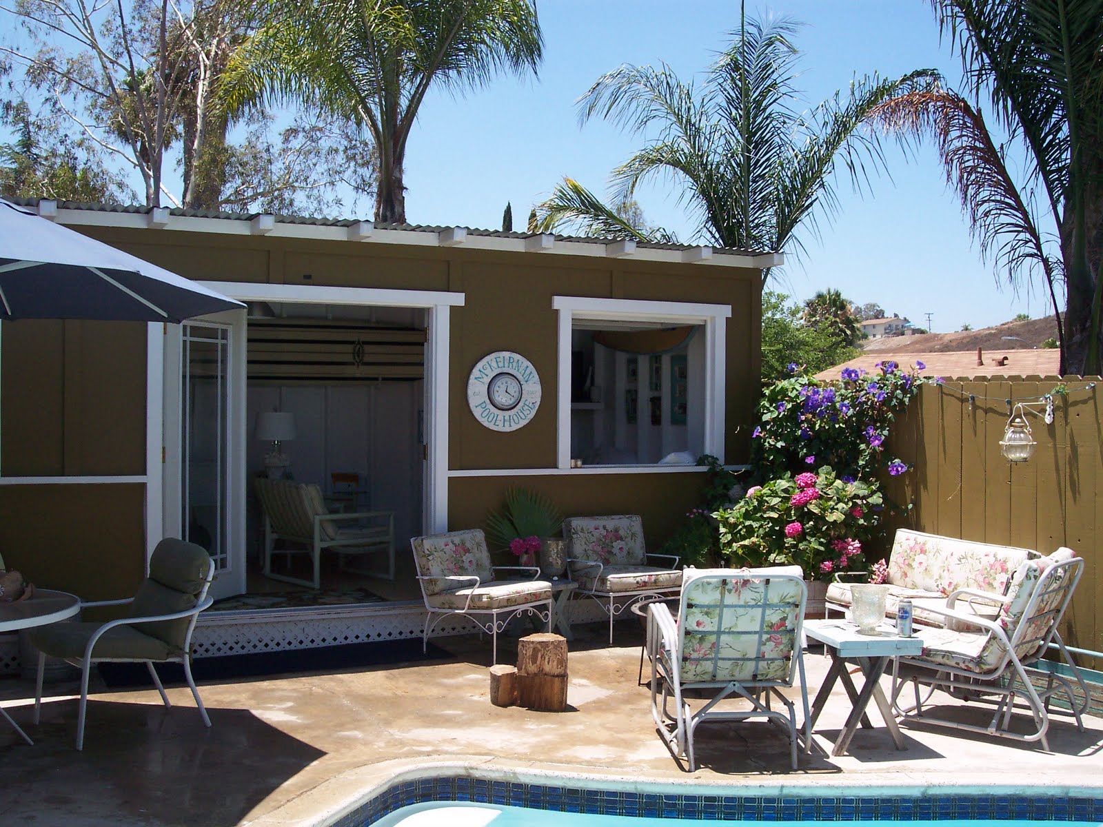 Vintage Beach House: Our little pool room