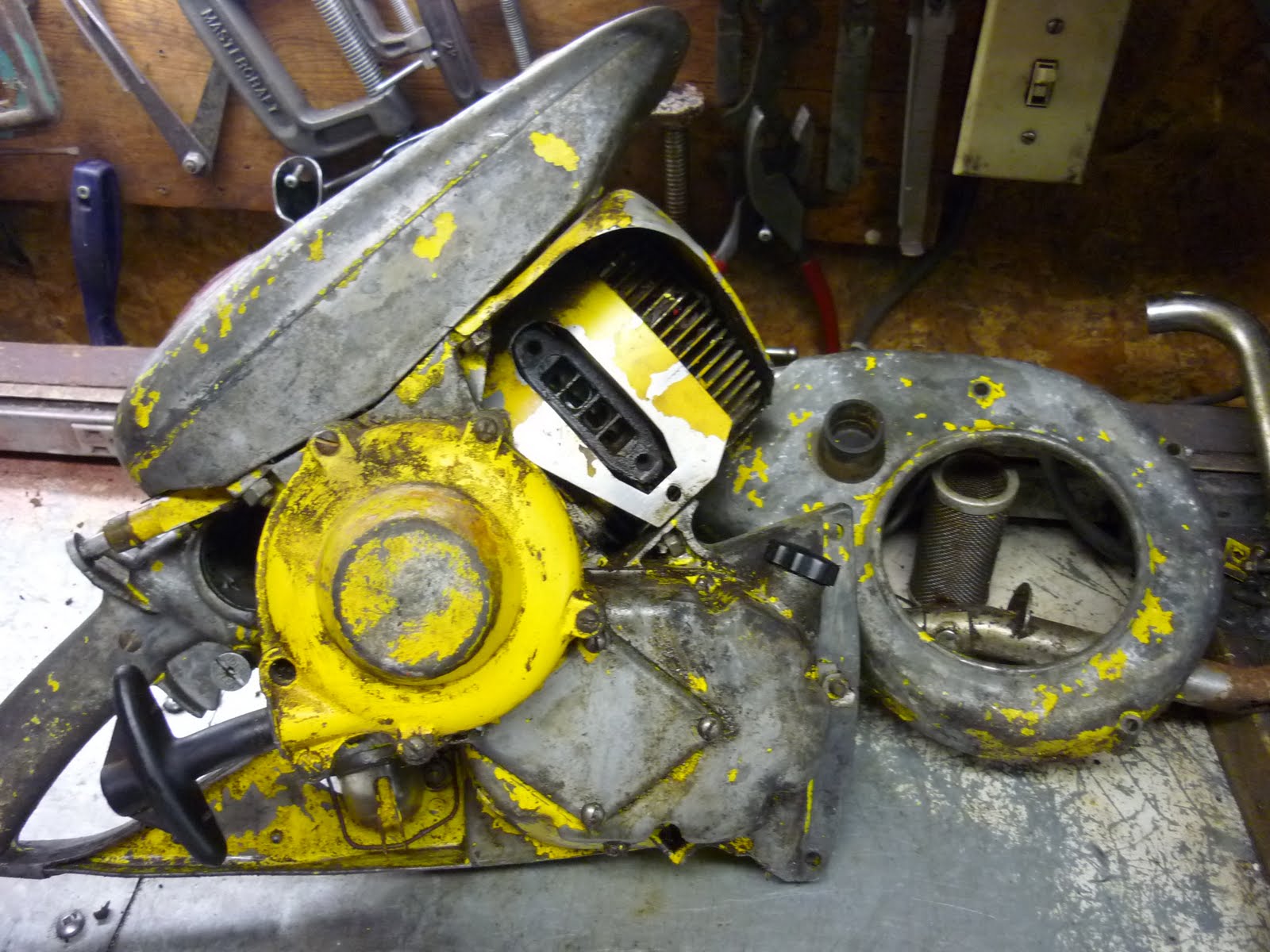 VINTAGE CHAINSAW COLLECTION: MCCULLOCH 325 (RARE EARLY 2 BUTTONS SAW)