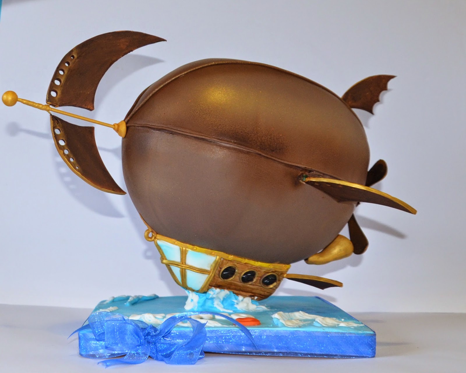 Tartas Artisticas.: TARTA FONDANT ZEPPELIN DE DINOTREN