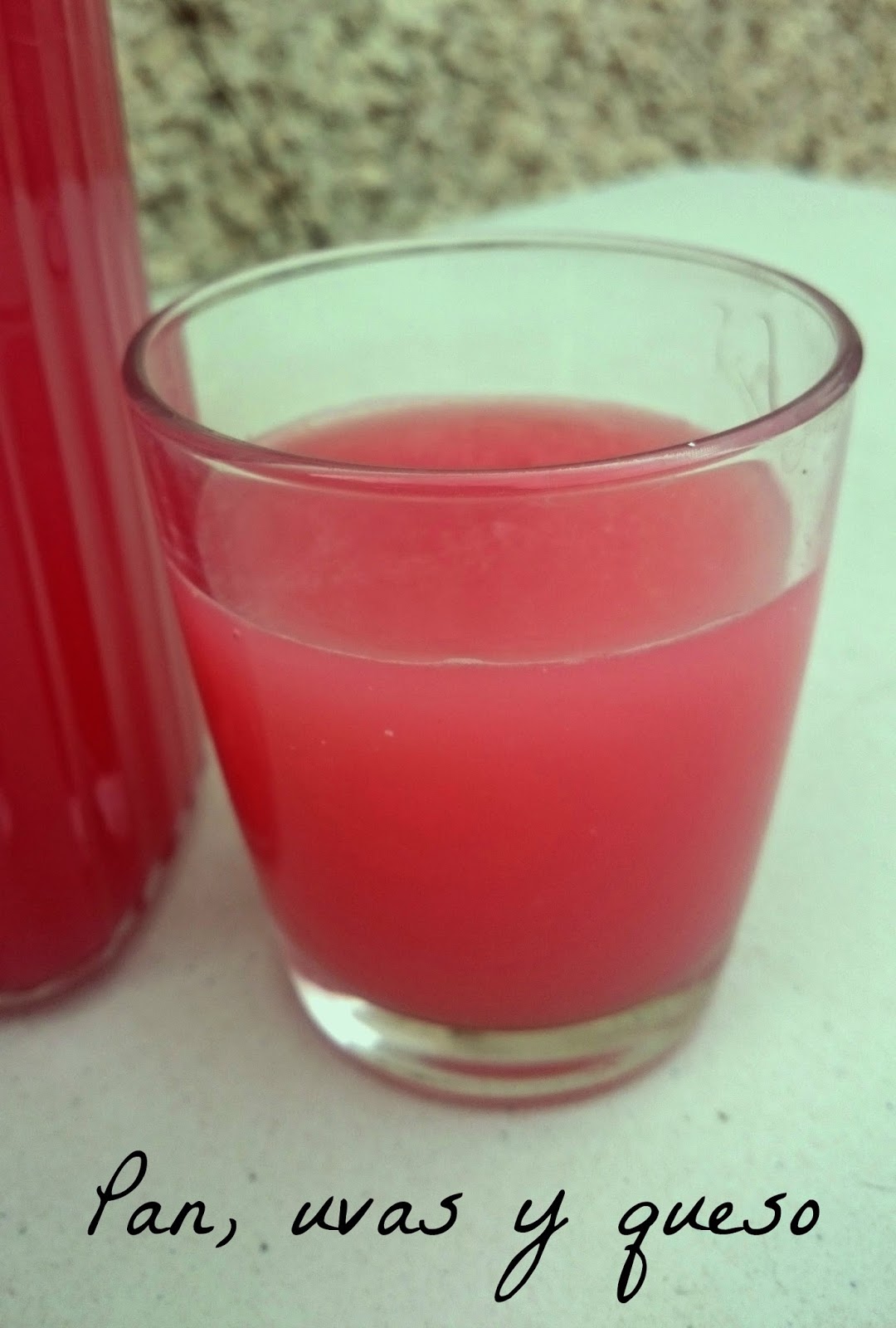 Limonada rosa (pink lemonade) - Pan, uvas y queso