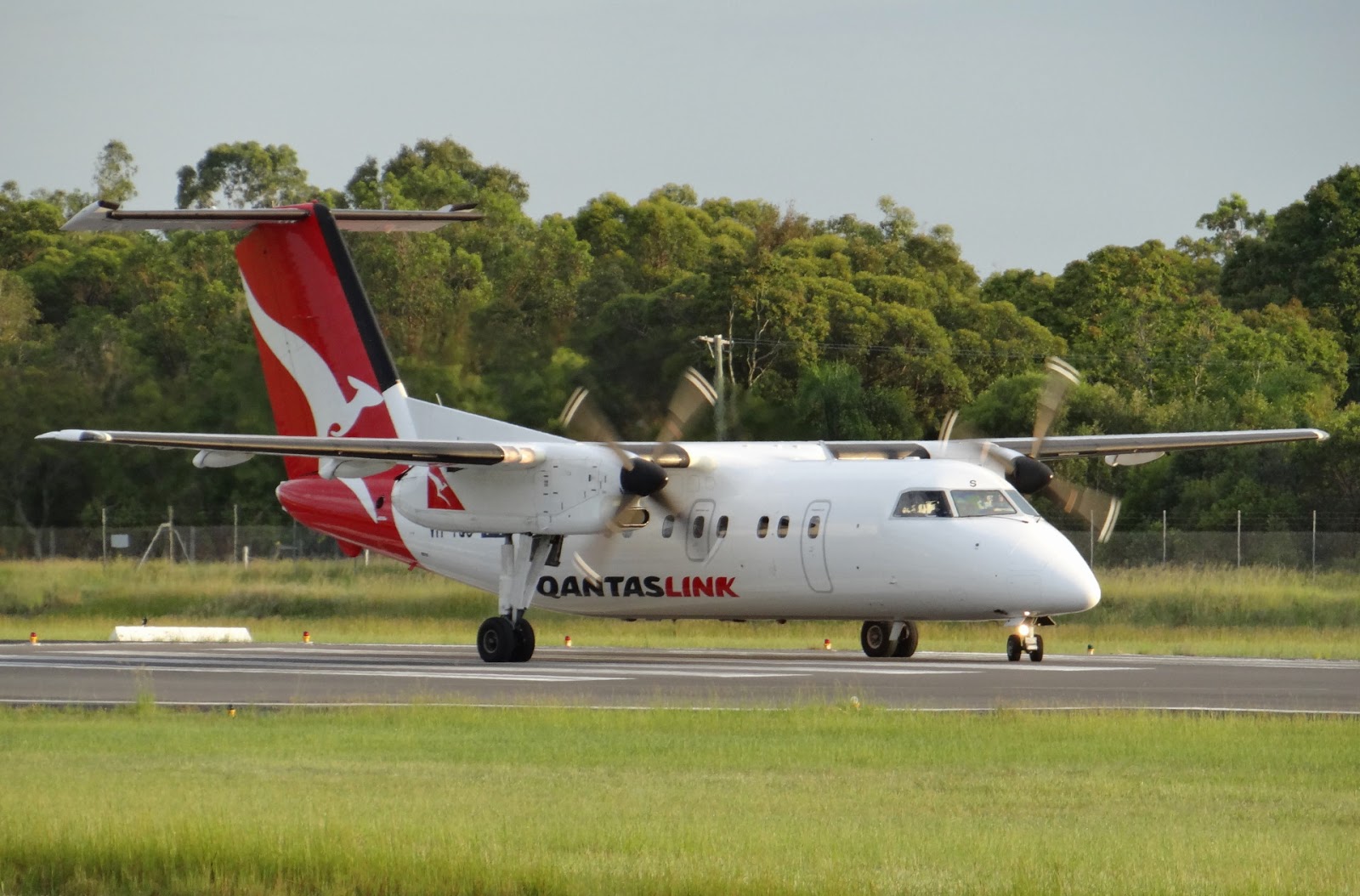 Air Queensland.blogspot: QantasLink de Havilland Dash 8-200 / Q200