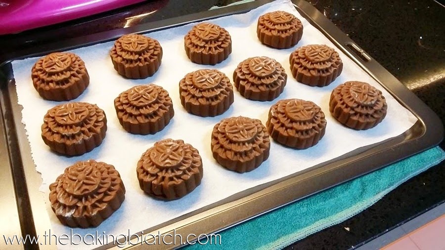 The Baking Biatch || by Cynthia Lim: Baked Chocolate Mooncake