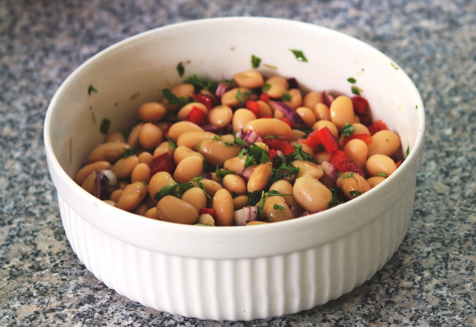 Huvilaelämää ja mökkiruokaa: Marinoidut valkoiset pavut