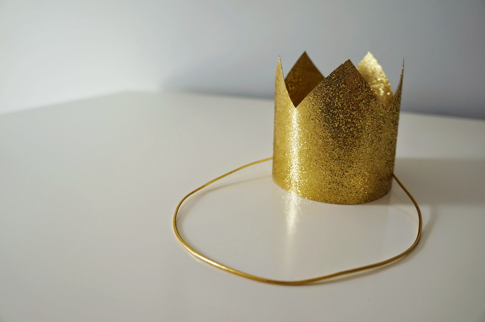 Hello Kelcey: DIY Glitter Party Crown