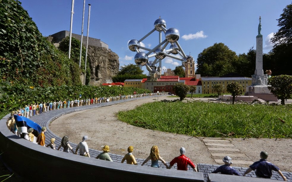 25 ans après, Mini-Europe commémore la chaîne balte - PARKS Trip