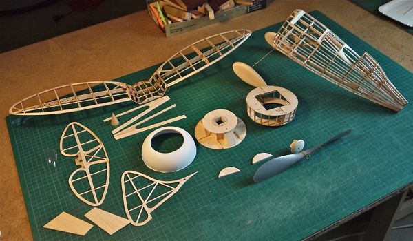 Free Flight -Vintage model airplane- cars-model retro avion et voiture ...