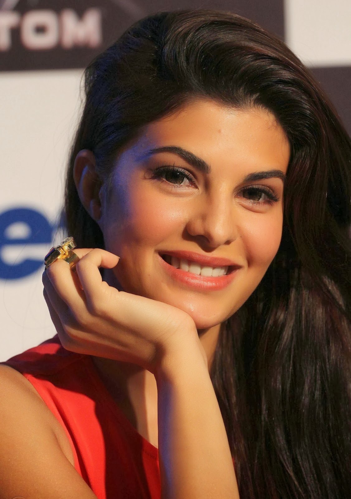 Jacqueline Fernandez in short orange skirt at an event | electrihot