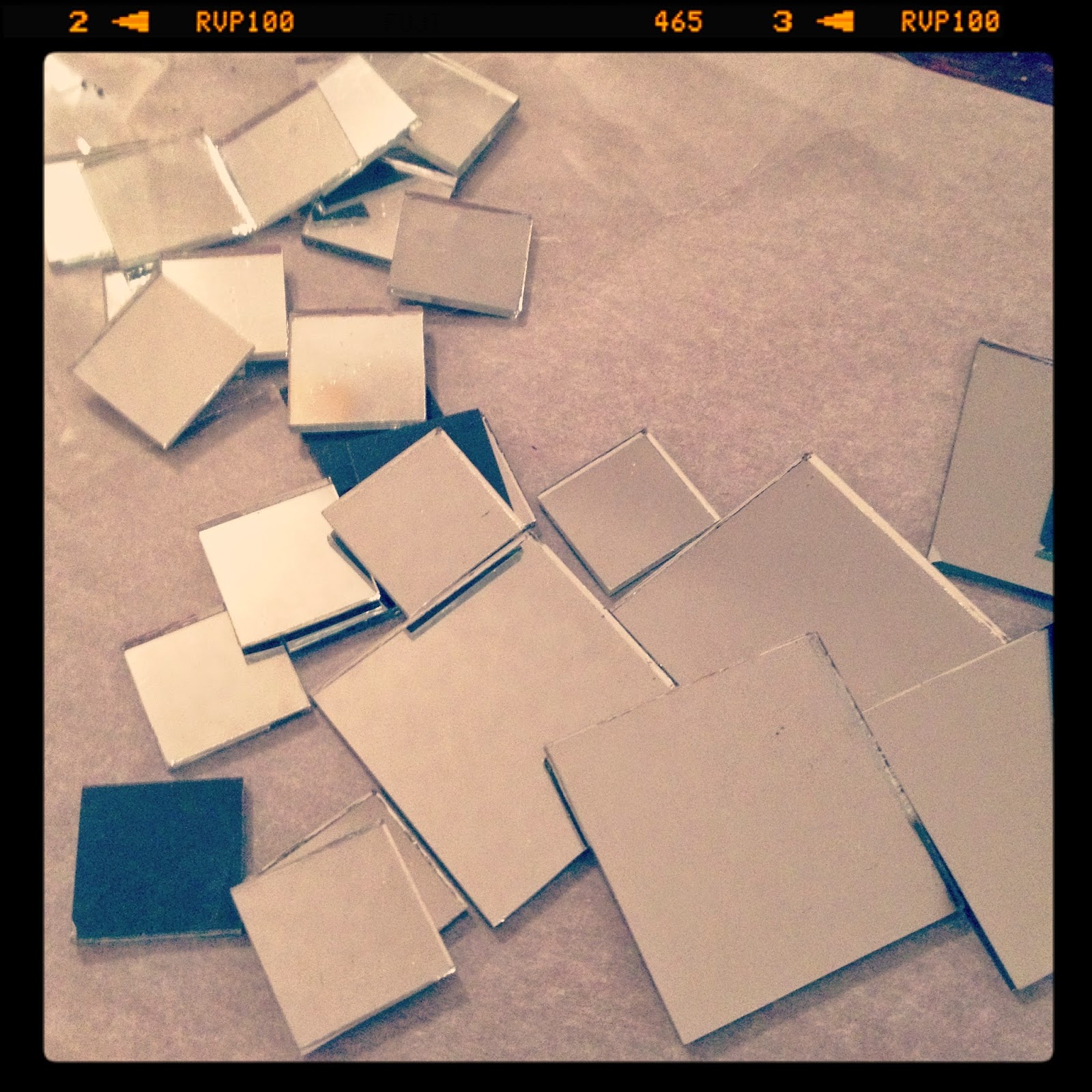 Polka Dots and Photographs: DIY// mirror and light garland