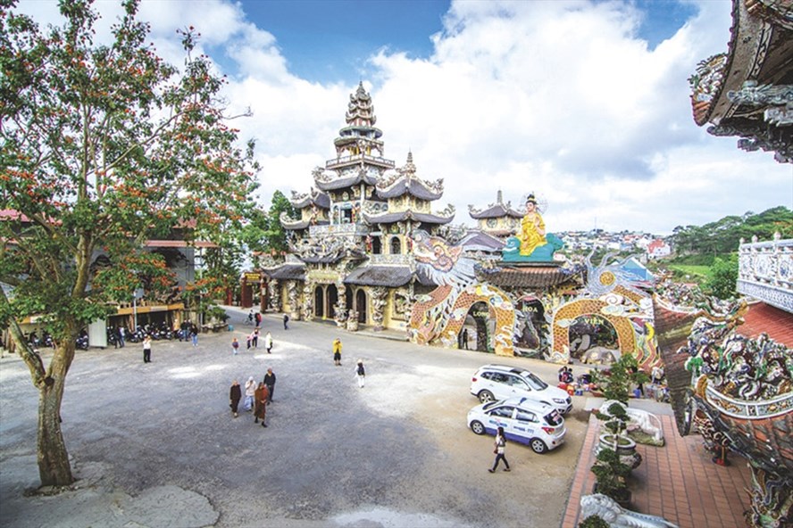 Amazing Vietnam: Chuyện về những người nhặt ve chai làm nên ngôi chùa ...