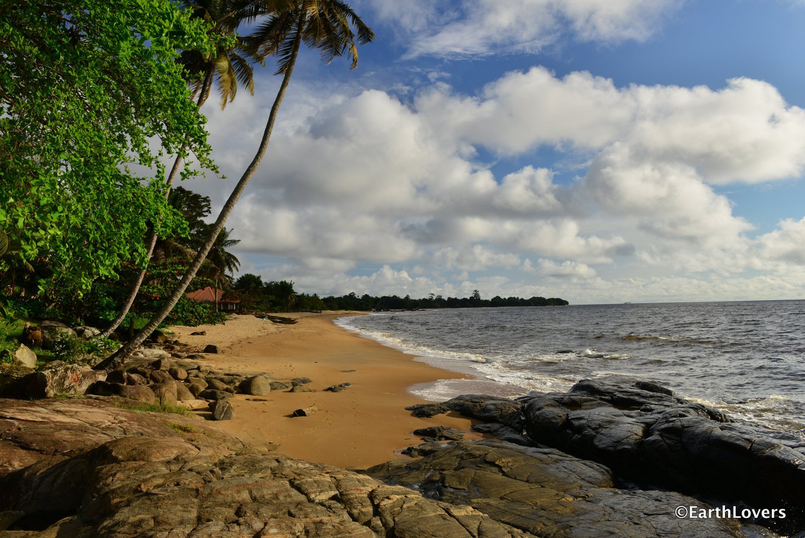 EarthLoversOnTour: Relaxing in Kribi, But One Exception / Relaxen in ...