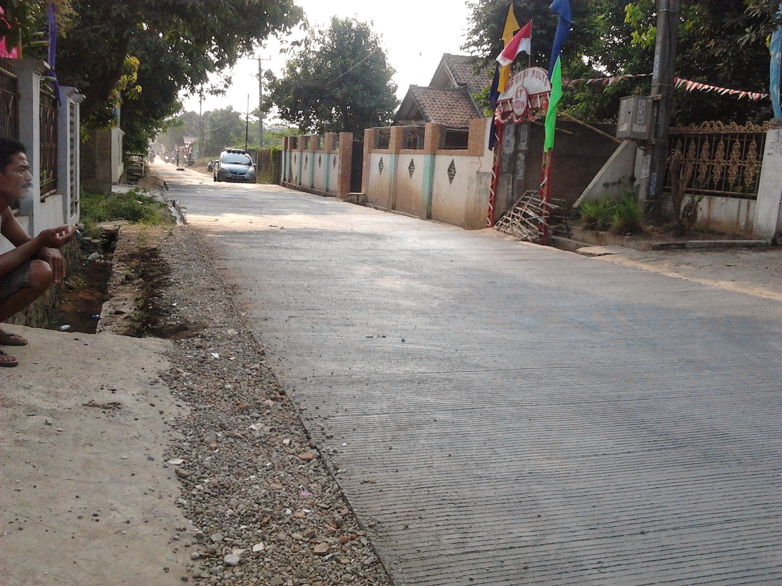 Jalan Pawarengan di Cor untuk sementara tidak bisa di lewati kendaraan ...