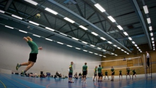 Cara Melakukan Teknik Servis Atas Dalam Permainan Bola Voli - Edukasi ...