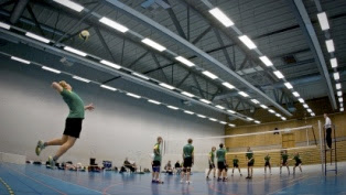 Cara Melakukan Teknik Servis Atas Dalam Permainan Bola Voli - Edukasi ...