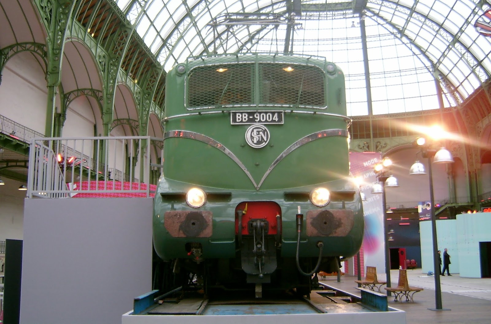LA PASSION DU TRAIN: BB 9004 , au Grand Palais en 2003