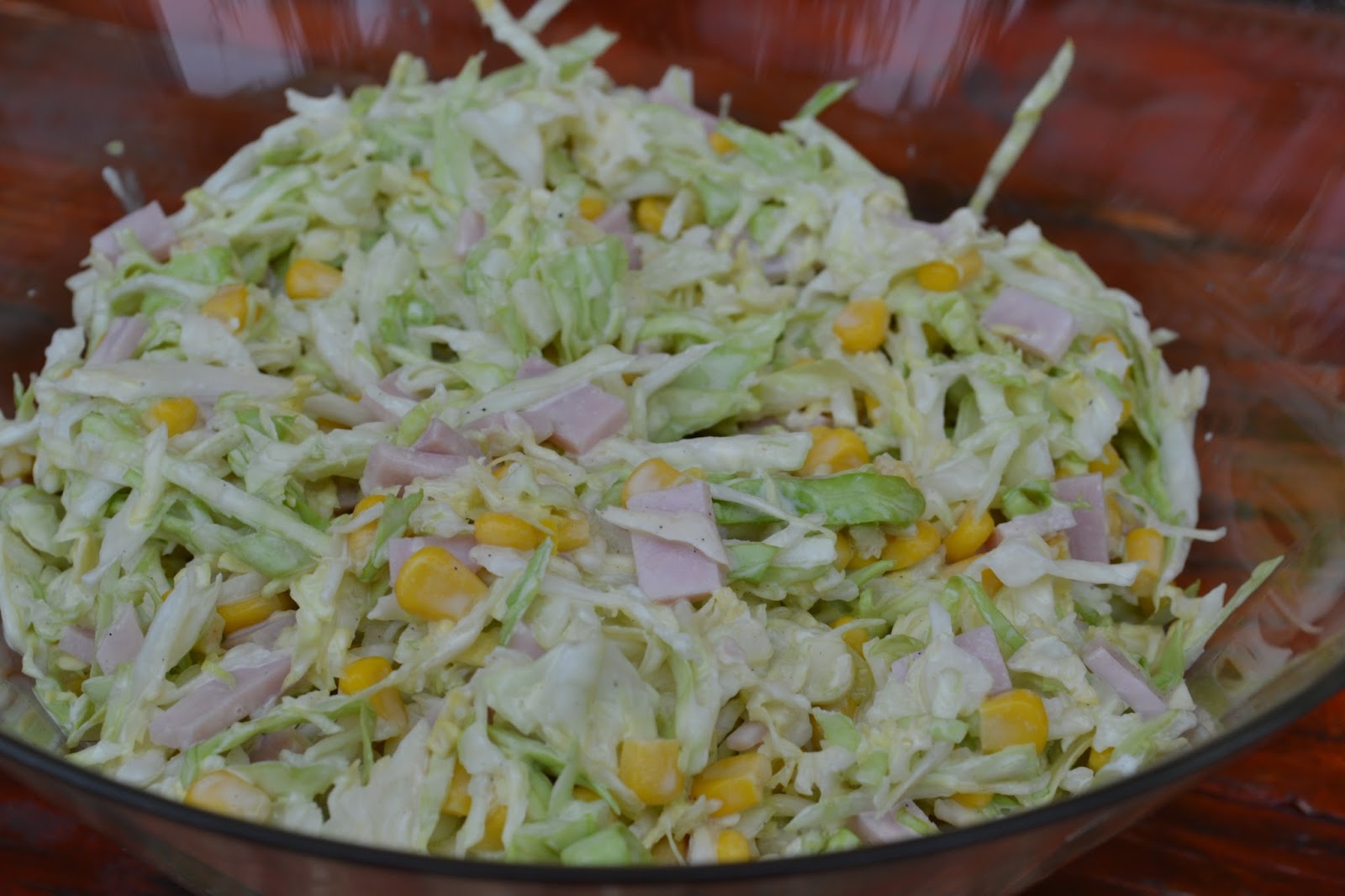 Myra's kitchen: Salata de varza cu sunca si porumb