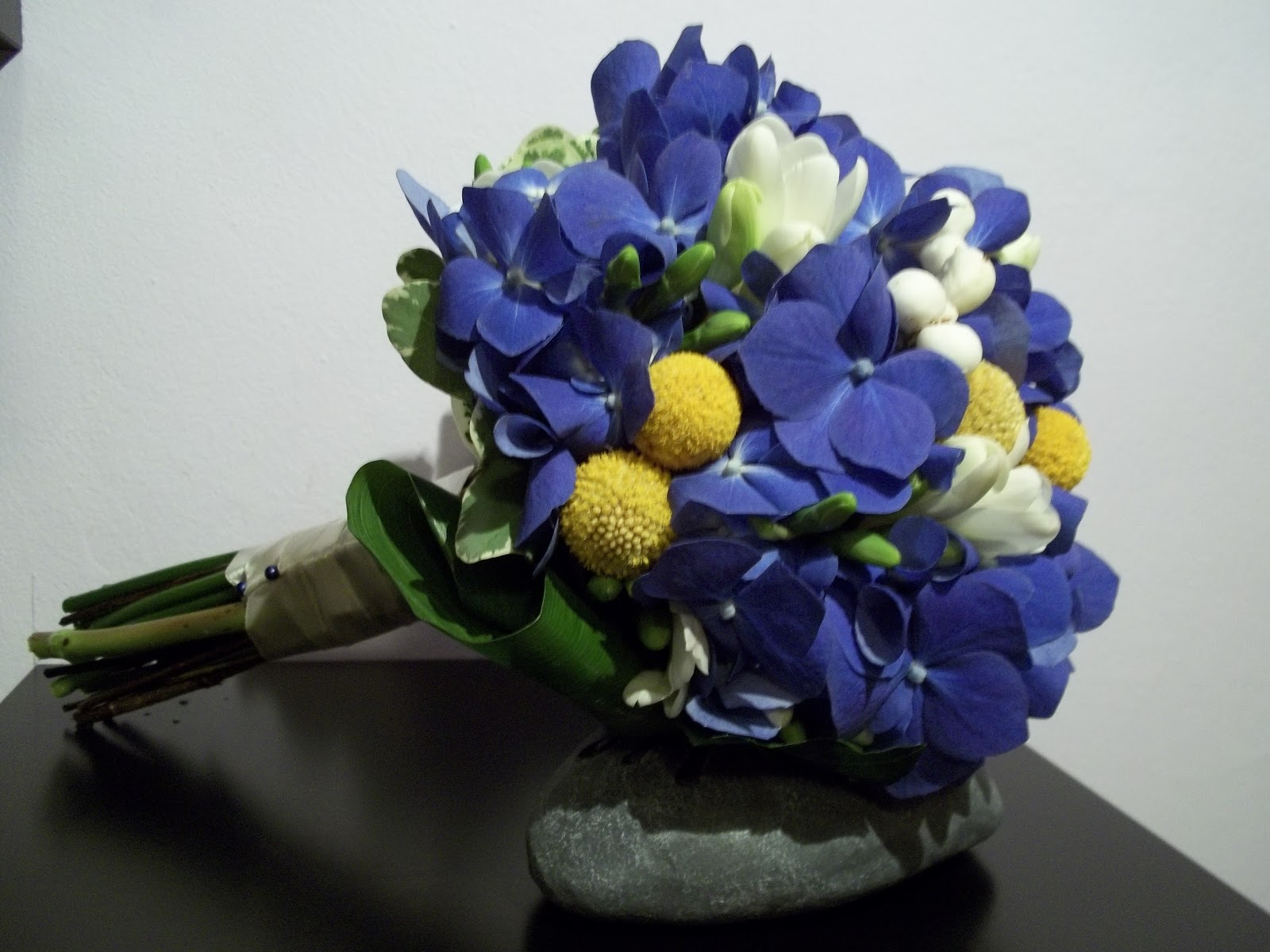 Buchete cu Flori: Buchet nunta hortensie albastra frezii albe si craspedia