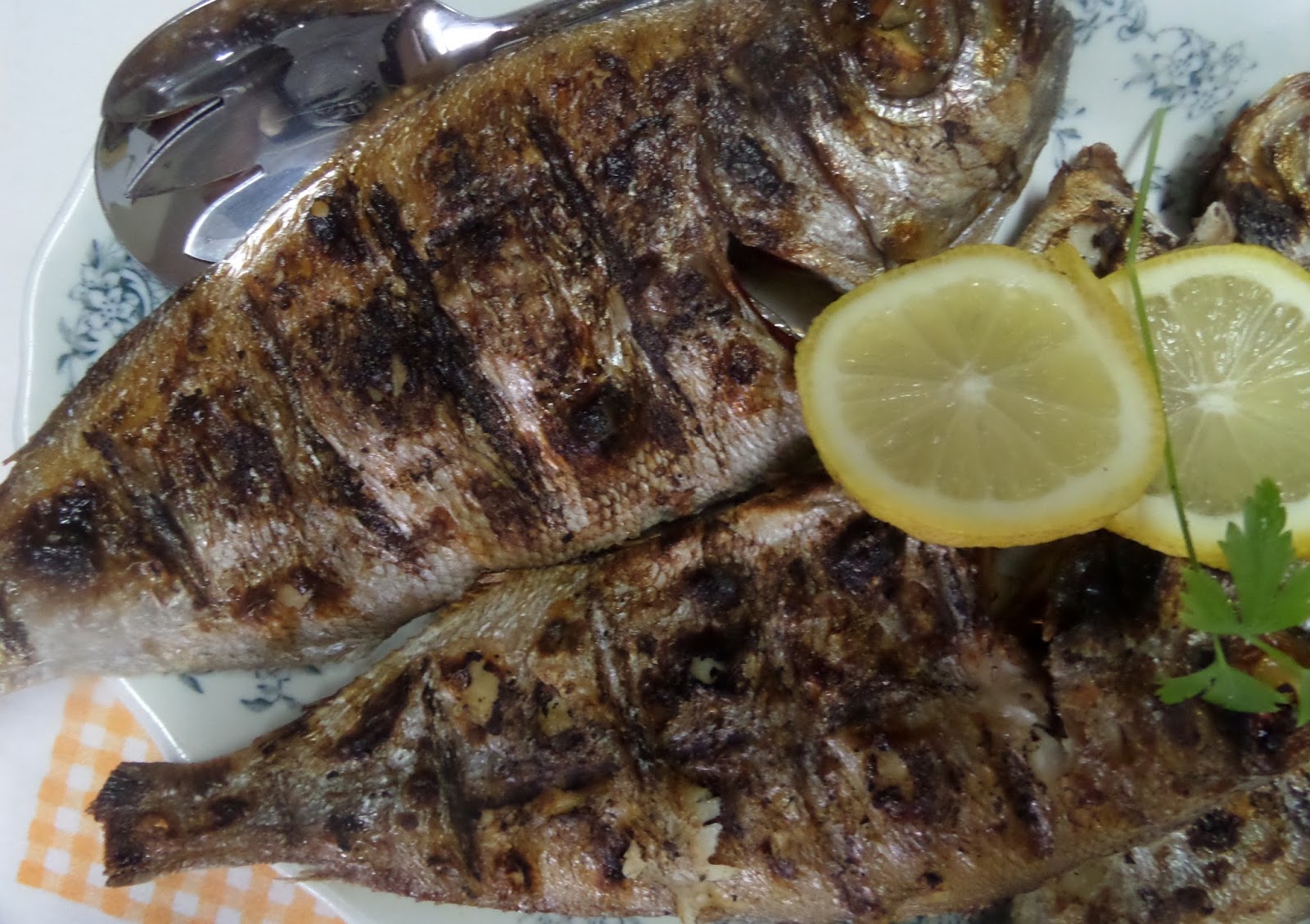 Peixe grelhado com batata doce assada no forno de lenha e espinafres ...