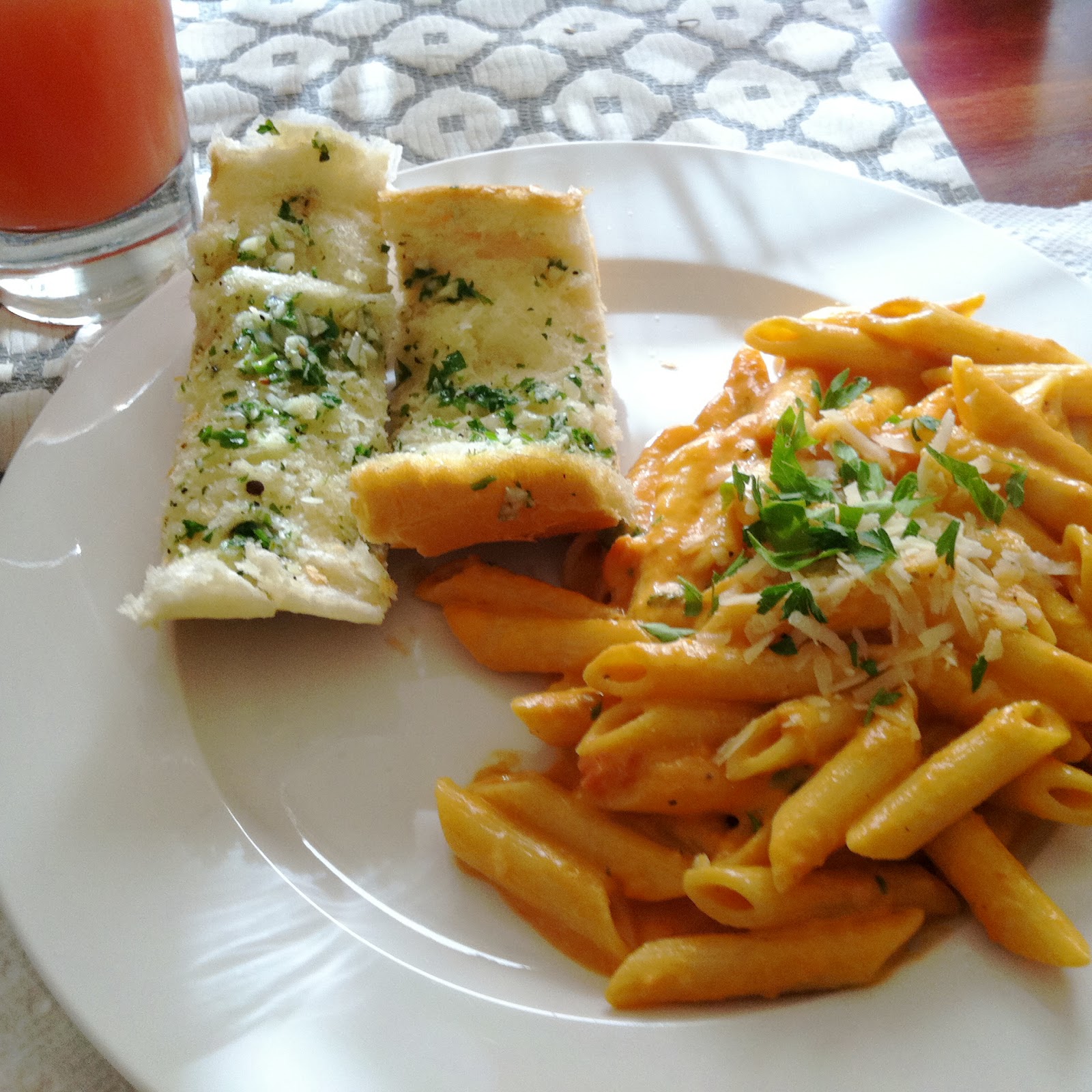 Apolaustic Soul : Vodka Penne & Garlic Bread
