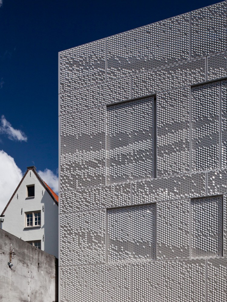 MOREXLESS: dynamic facade