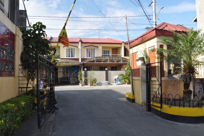 rickjarboys: Rhonaville Townhomes Located @ Zapote, Las pinas City