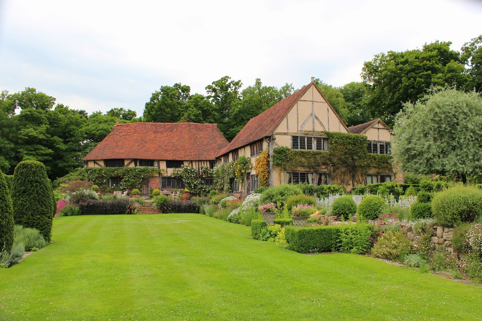 NOTRE JARDINS HISTORIQUE: Long Barn