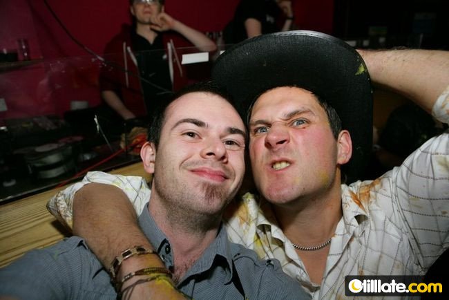 La galería del tío pringado: Neg Dupree pringado con comida en sus shows