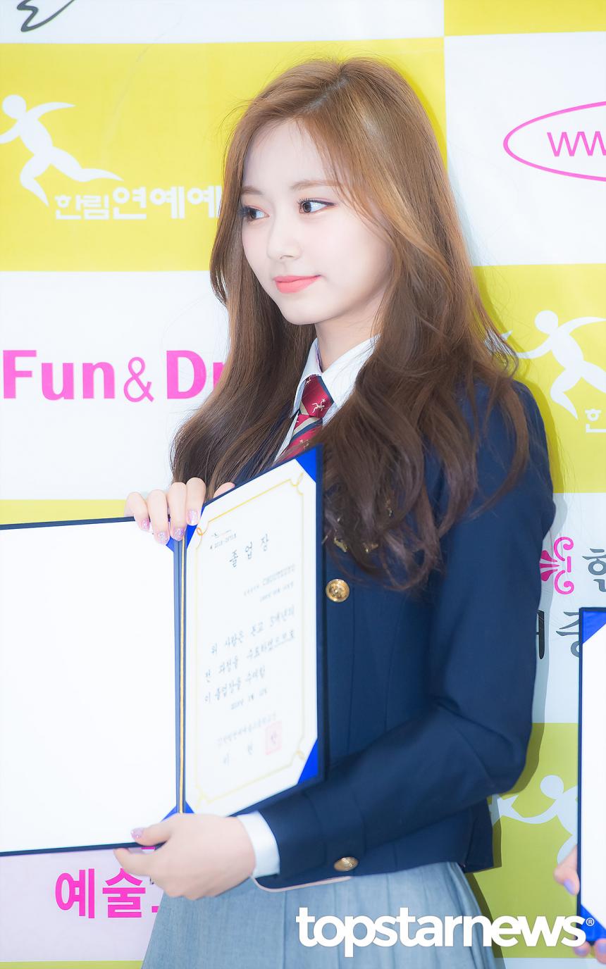 Joe's Twice Photo Blog: 190212 TWICE Tzuyu, Chaeyong High school ...