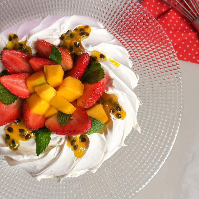 Pavlova con frutas Exóticas