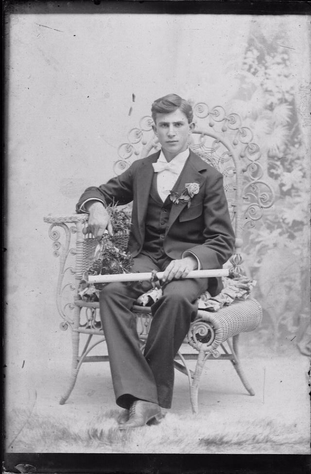 21 Charming Photos of the Graduates From the Late 19th and Early 20th ...